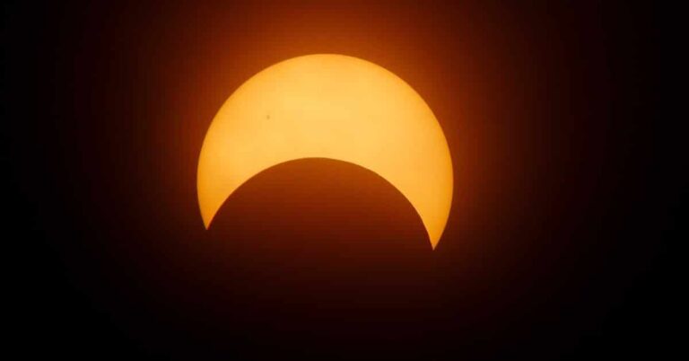 ¿Cómo ver el eclipse solar del día 8 con seguridad?