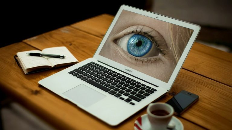 La VERDAD sobre la LUZ AZUL que emiten pantallas y lámparas LED